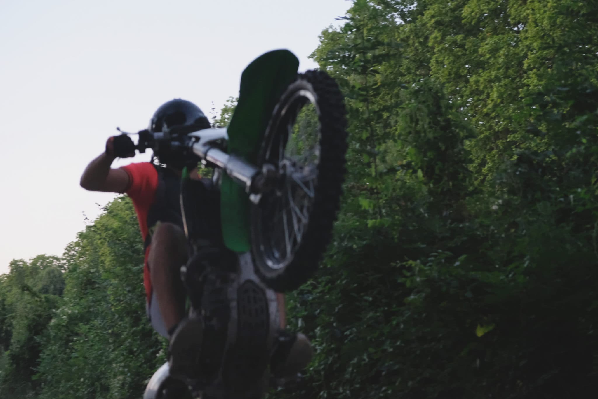 Le "rodéo urbain", la pratique impossible des passionnés de moto-cross