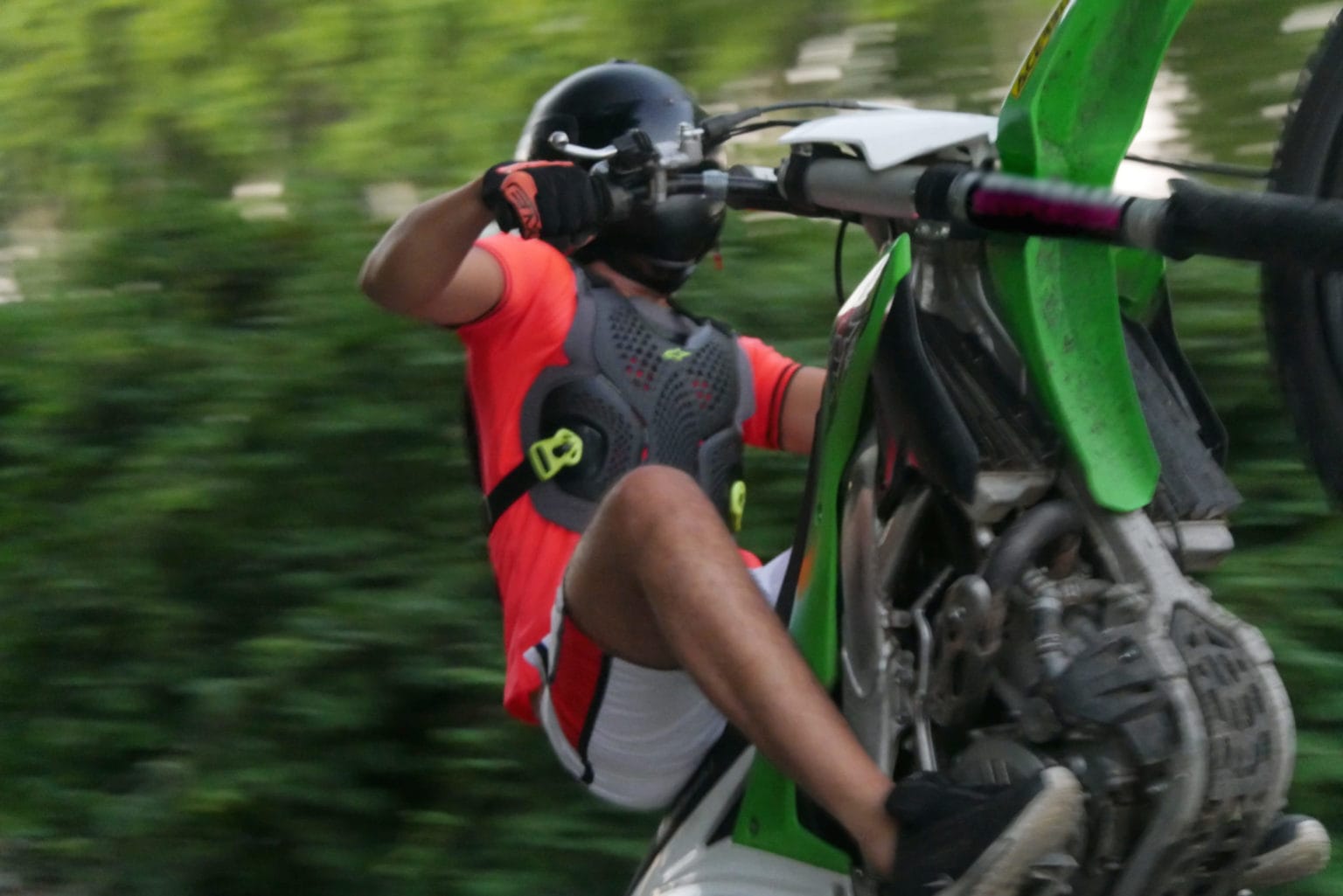 Le "rodéo urbain", la pratique impossible des passionnés de moto-cross