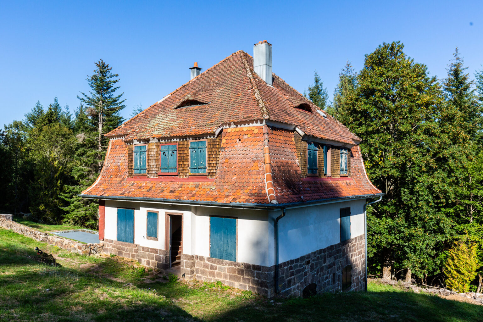 Une historienne publie un roman sur la villa du Struthof : "La fiction ...